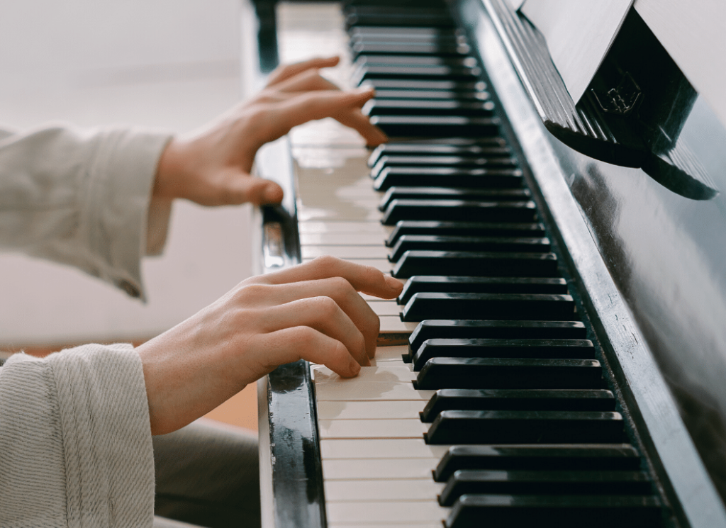 Nên Học Piano Cổ Điển Hay Piano Nhạc Nhẹ? - Học viện âm nhạc SEAMI